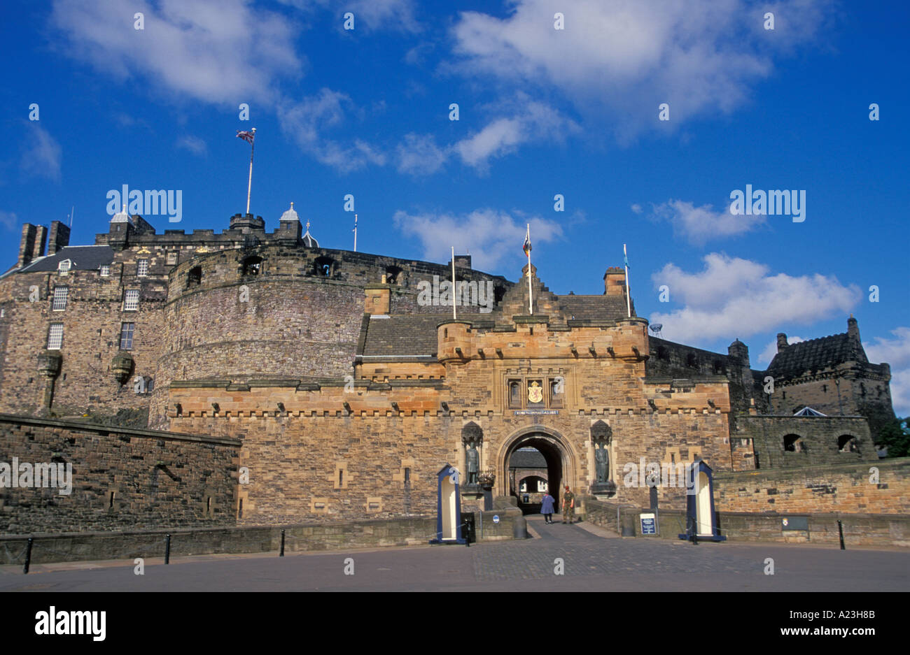 Edinburgh castle guard hi-res stock photography and images - Alamy