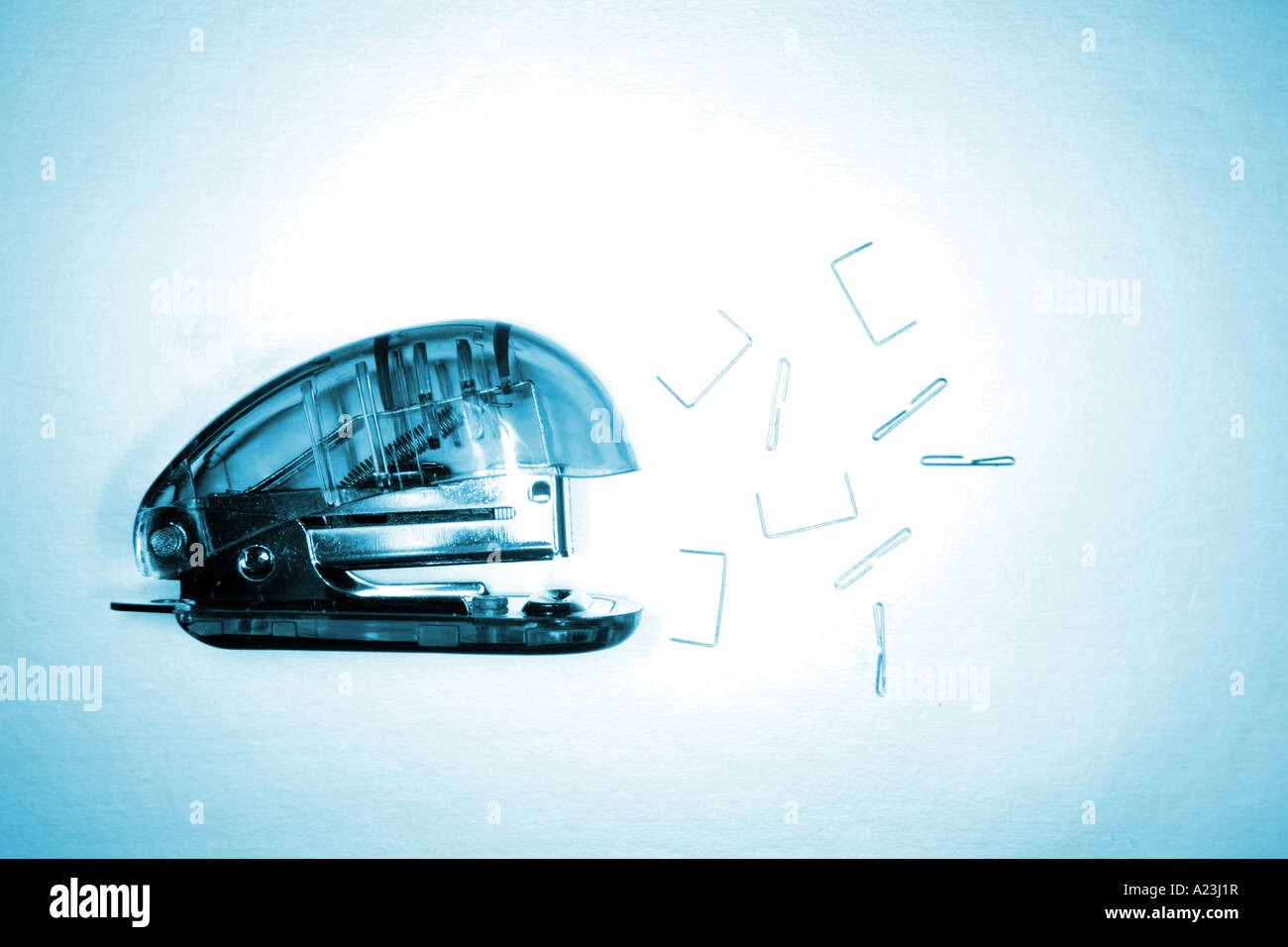 Stapler and staples Stock Photo - Alamy