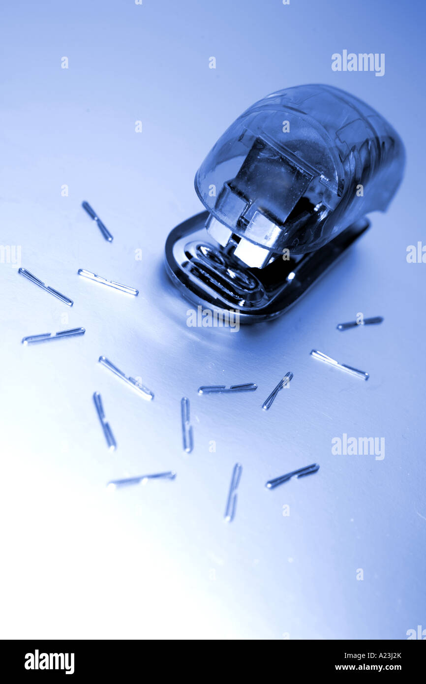 Stapler and staples Stock Photo - Alamy