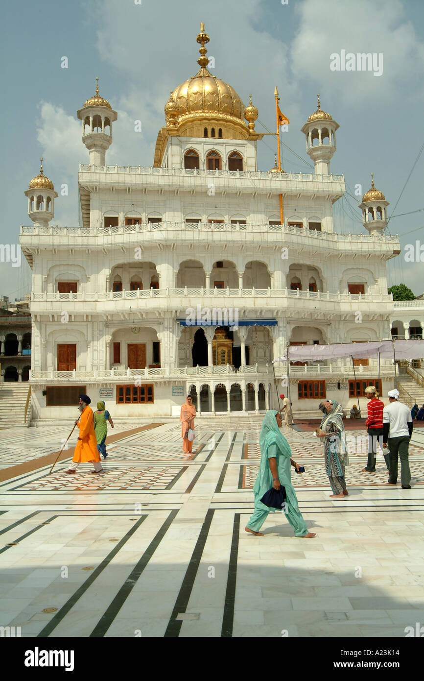 Pilgrims in front of Akal Takht Building of Golden Temple complex Stock ...