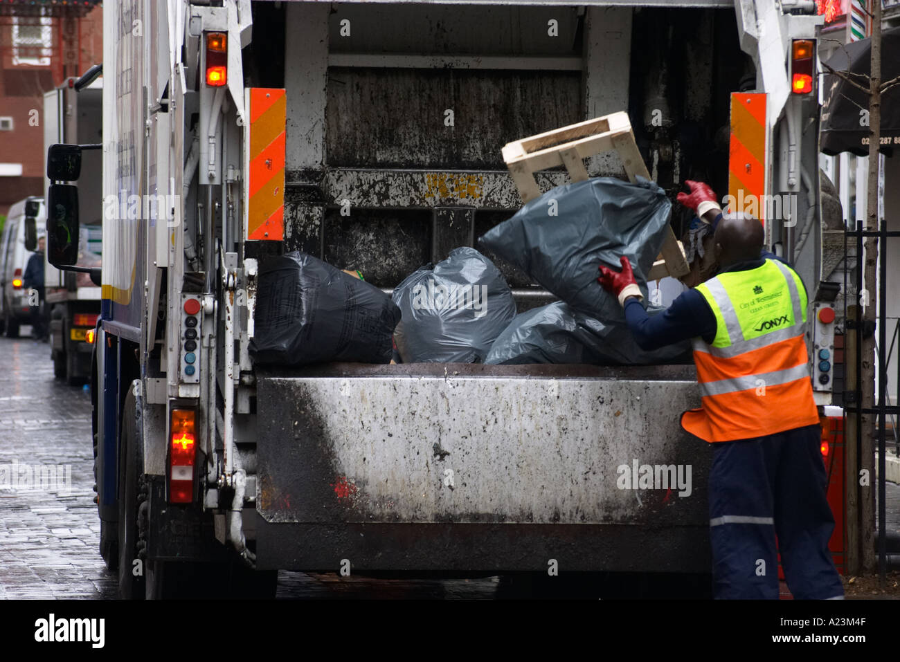 Binmen england hi-res stock photography and images - Alamy