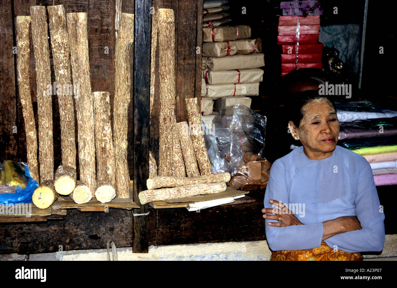Tanaka bark paste face hi-res stock photography and images - Alamy