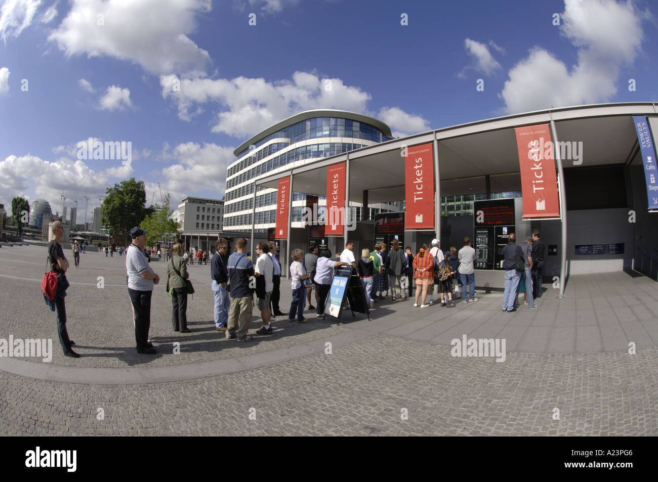 queue ticket office tower of london Stock Photo - Alamy