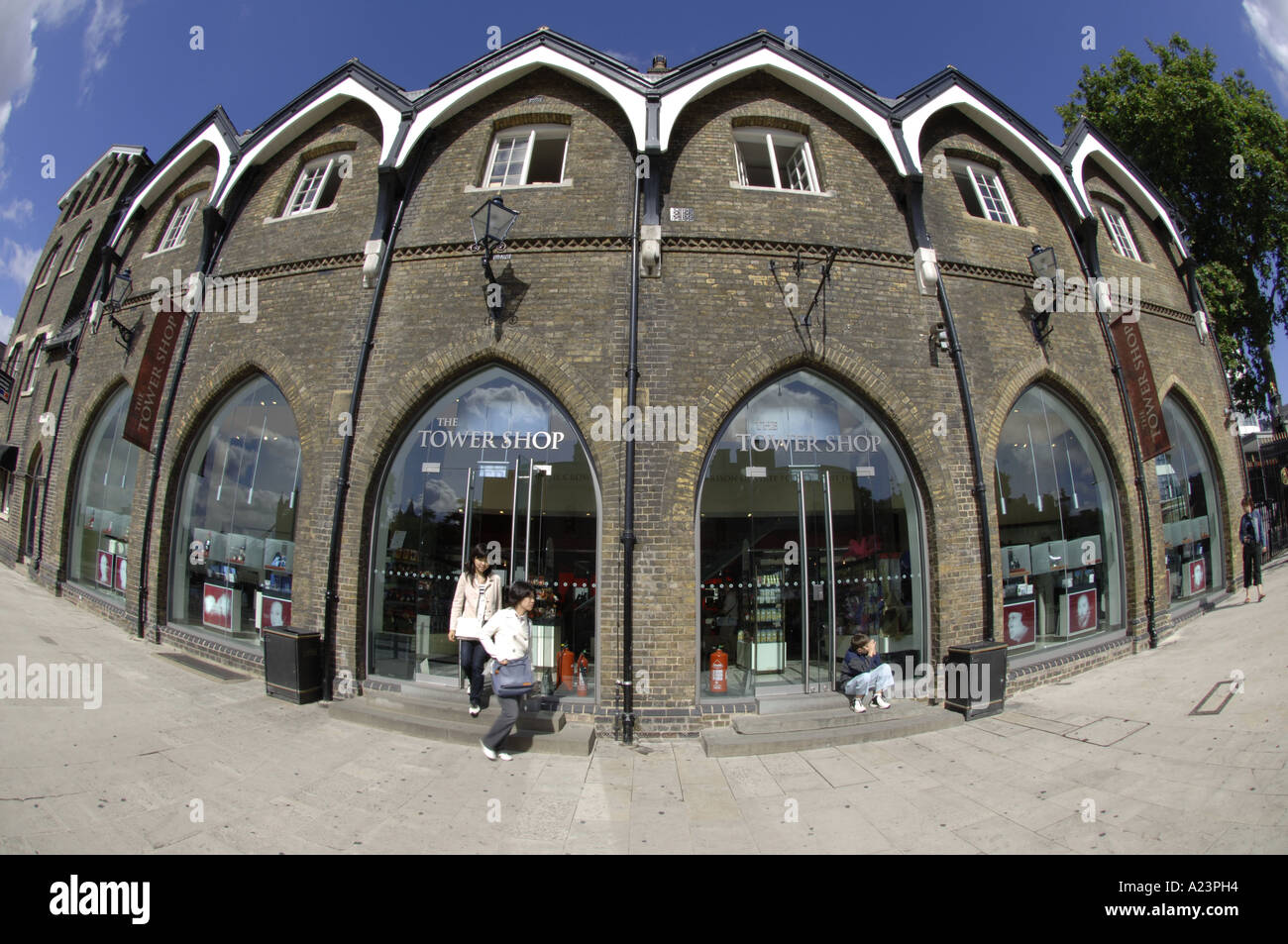 Tower london souvenir shop hi-res stock photography and images - Alamy