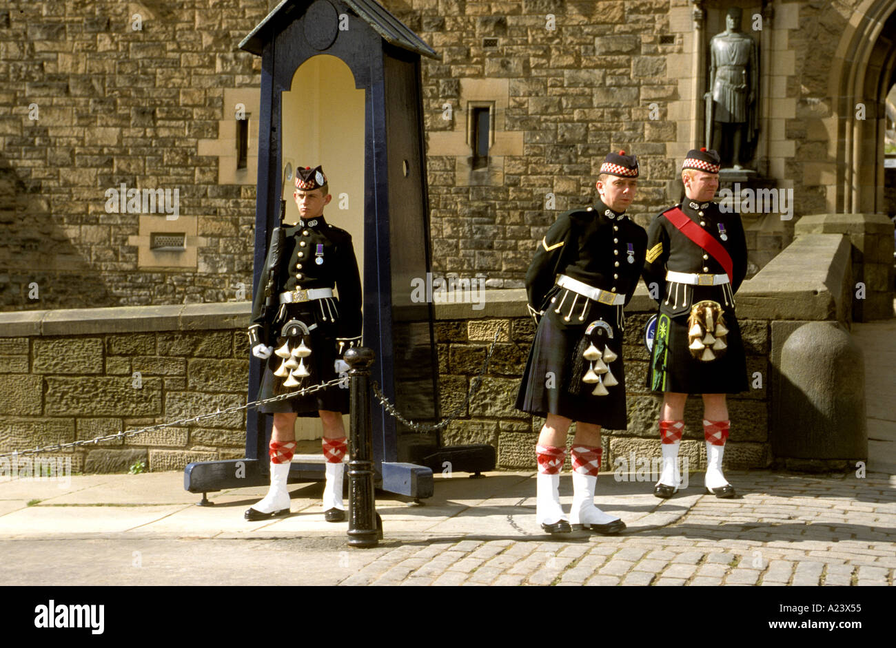 EDINBURGH CASTLE GUARDS SCOTLAND Stock Photo - Alamy
