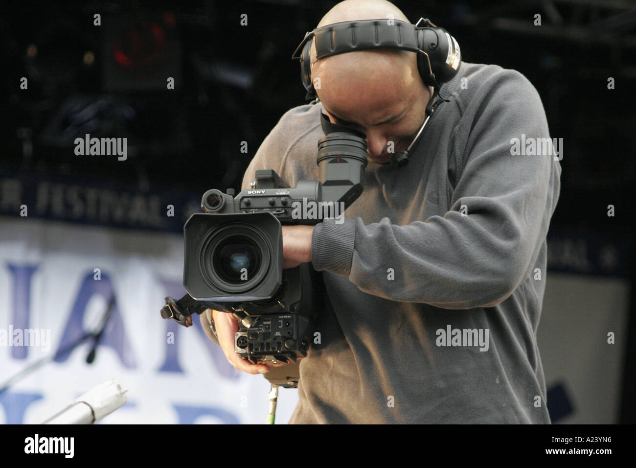 Man filming camera hi-res stock photography and images - Alamy