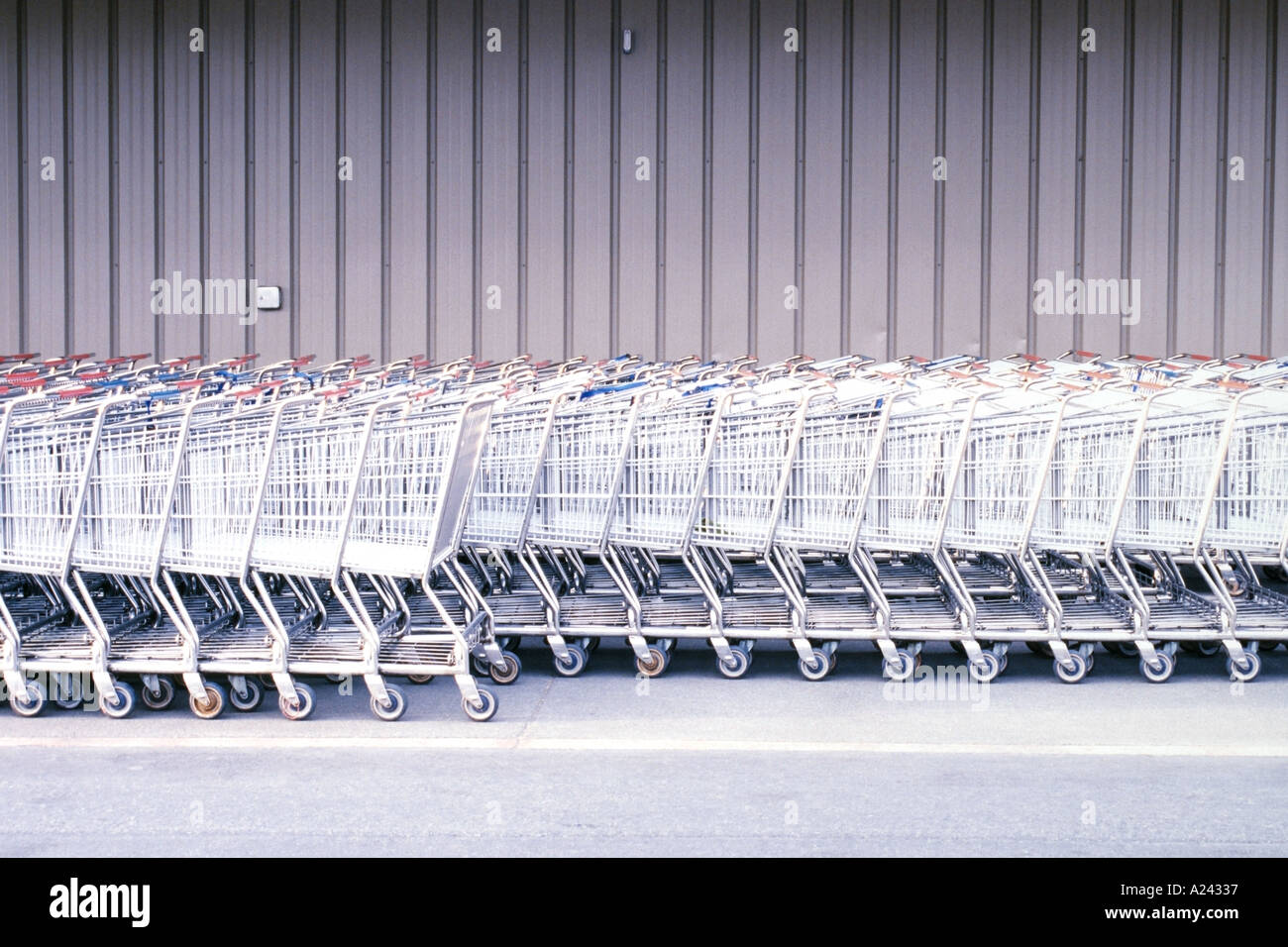 Row of shopping carts parked in front of store Stock Photo - Alamy