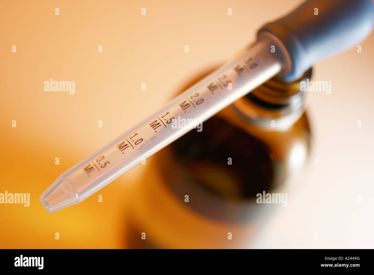 Medicine measurement dropper hi-res stock photography and images - Alamy
