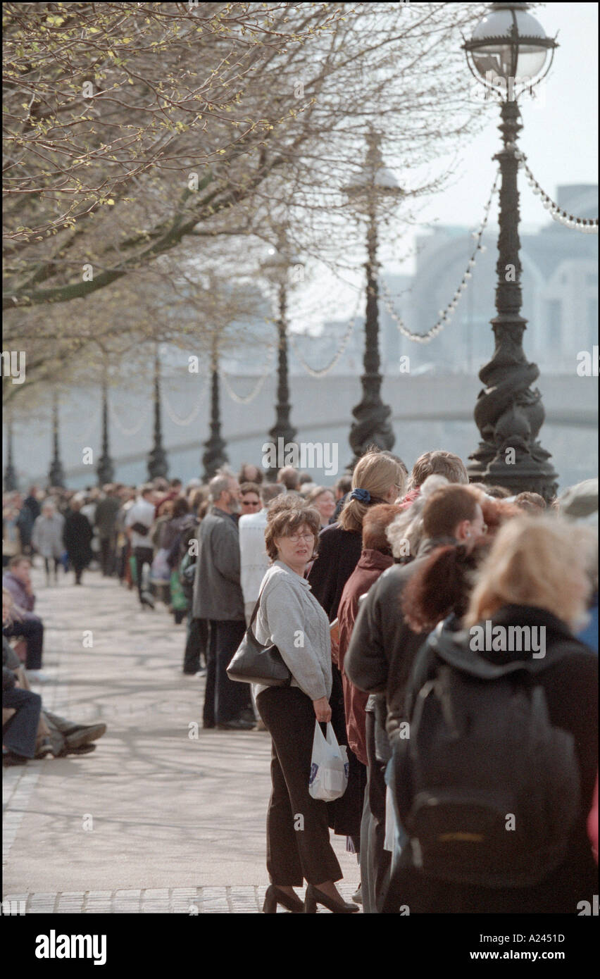 UK London 06 04 2002 People queue to see the British Queen Mother lie ...