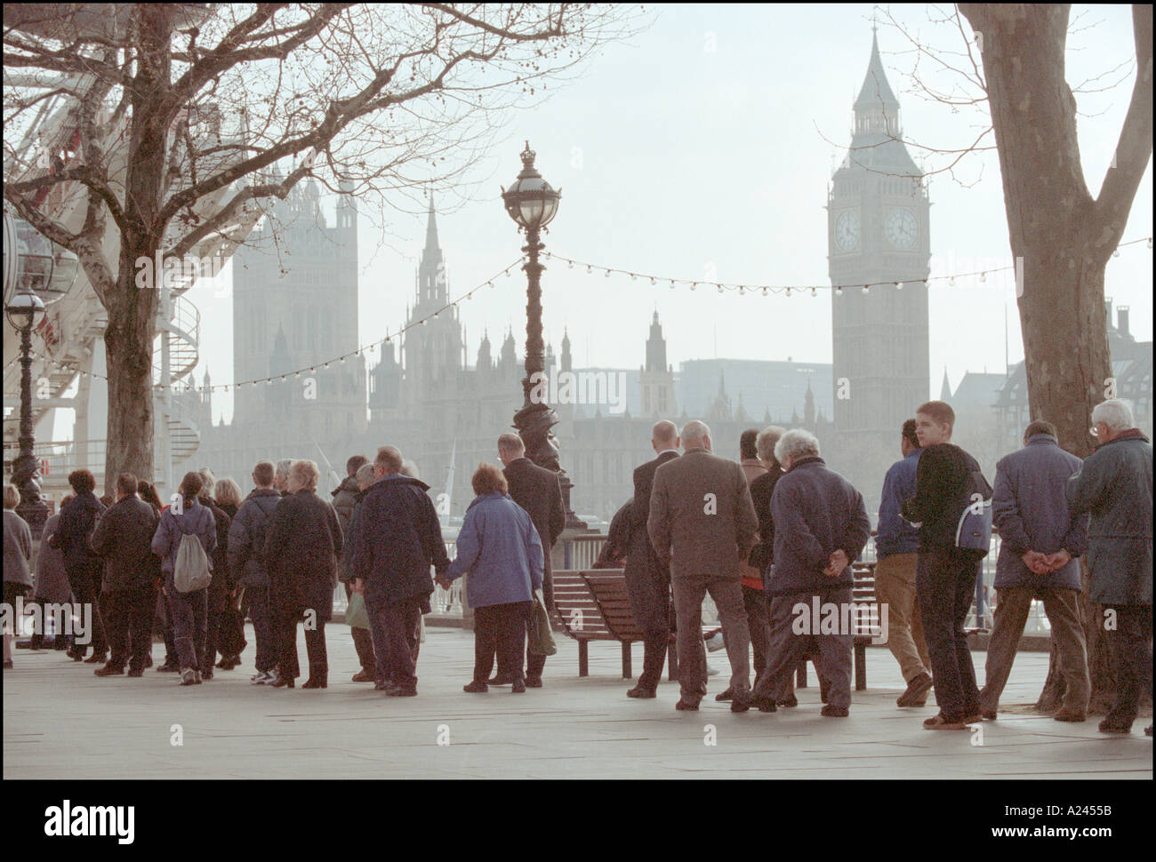 UK London 08 04 2002 People patiently queue to see the British Queen ...