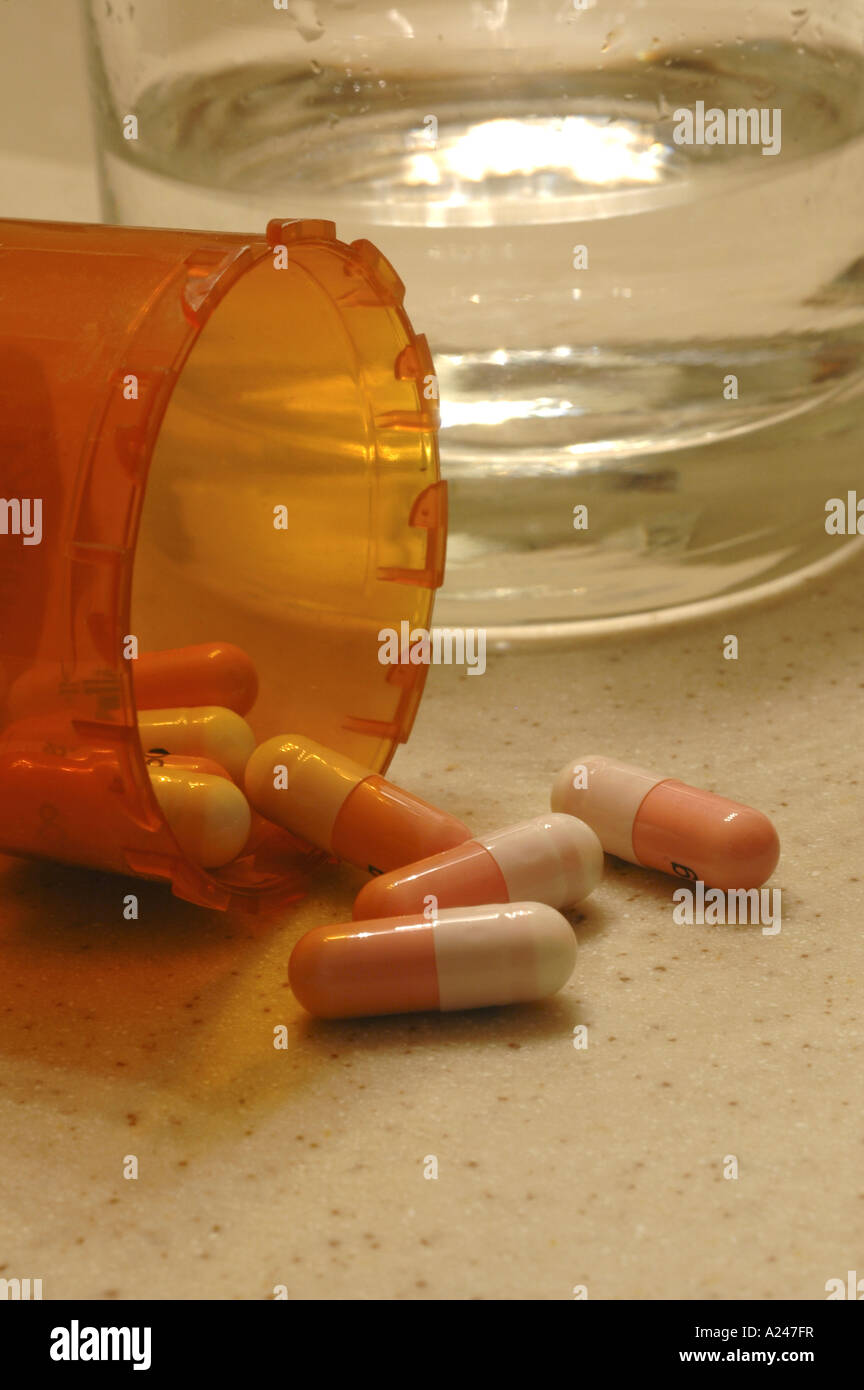 Pills falling out bottle hi-res stock photography and images - Alamy