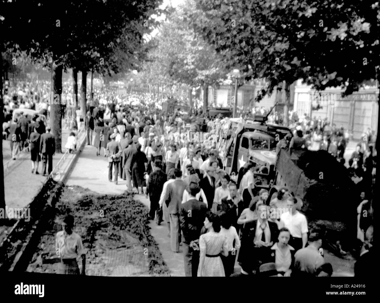 WW II Paris Victory day celebration Liberation of Paris George Looney ...