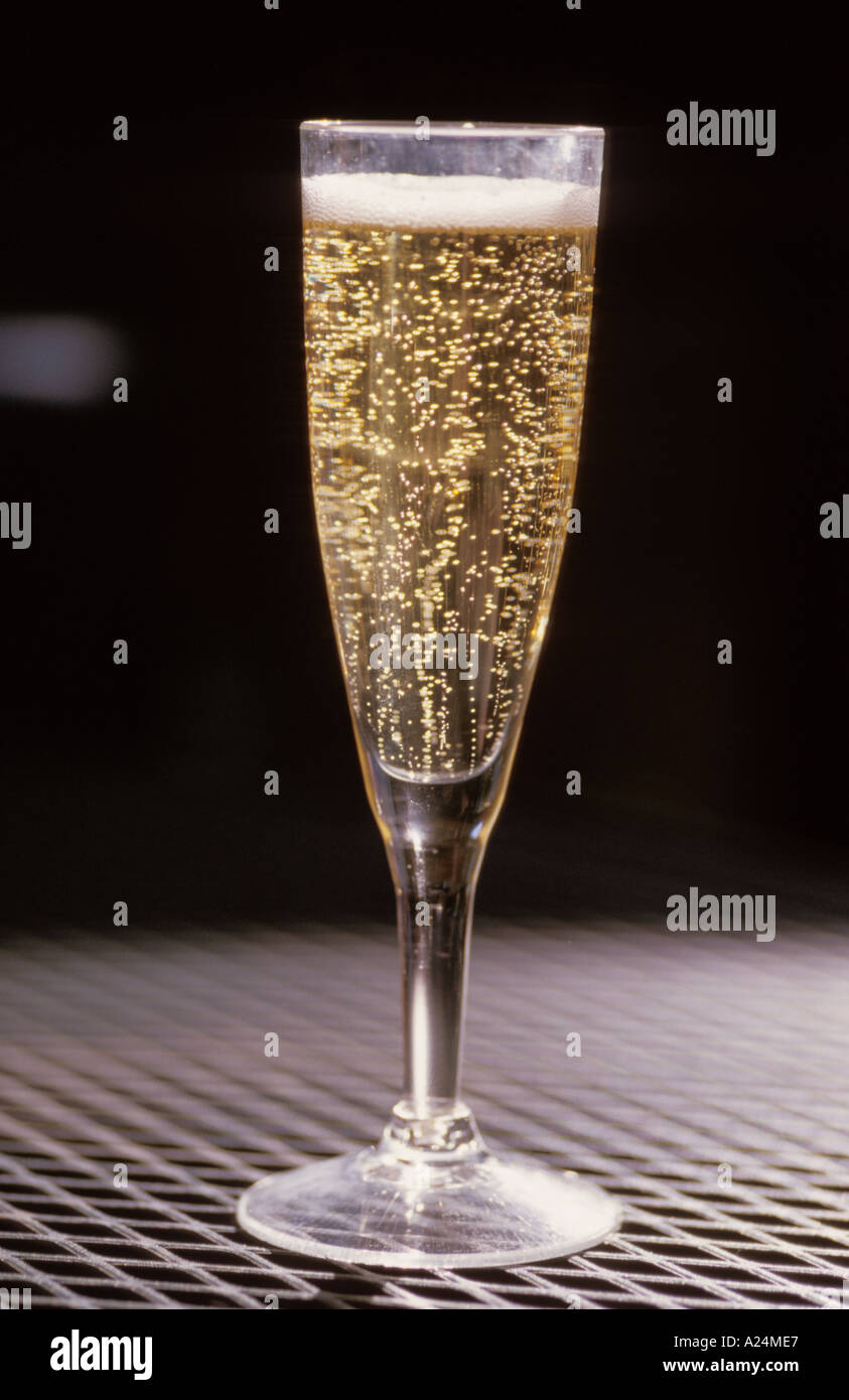 champagne sparkling wine bubbles fizz Stock Photo - Alamy