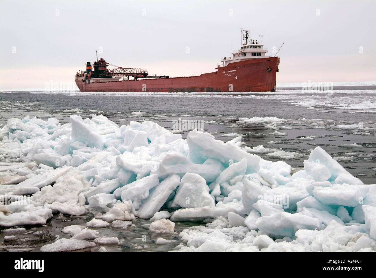 Great lakes freighter winter hi-res stock photography and images - Alamy