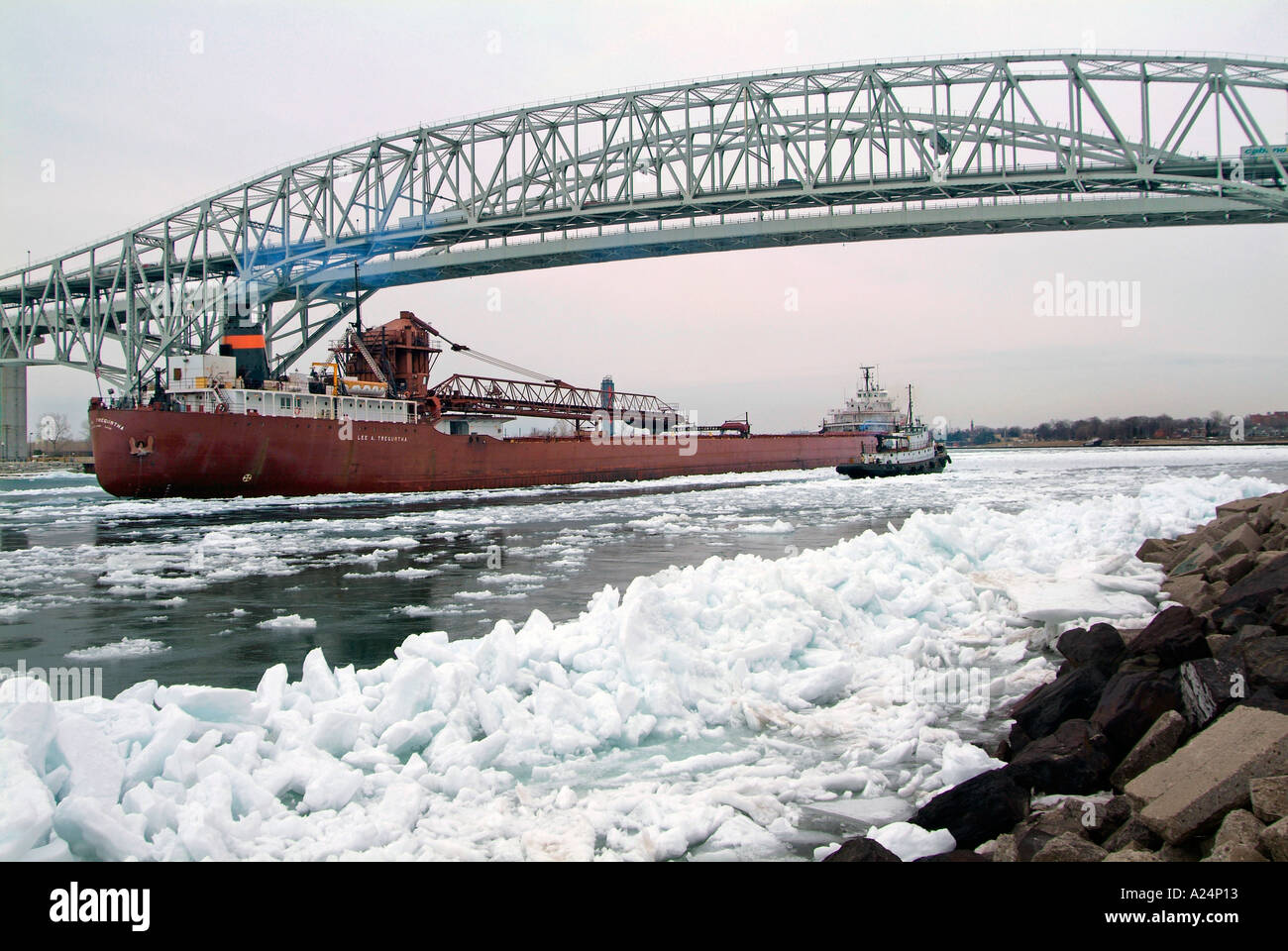 Great lakes freighter winter hi-res stock photography and images - Alamy