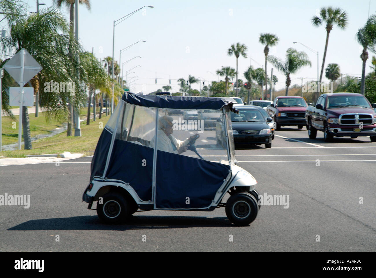 Moving golf carts hi-res stock photography and images - Alamy