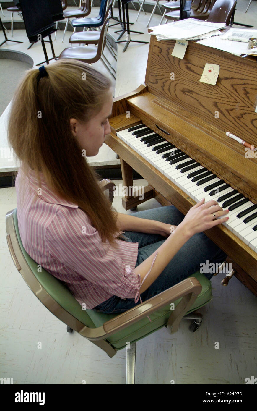 Student practices hi-res stock photography and images - Alamy