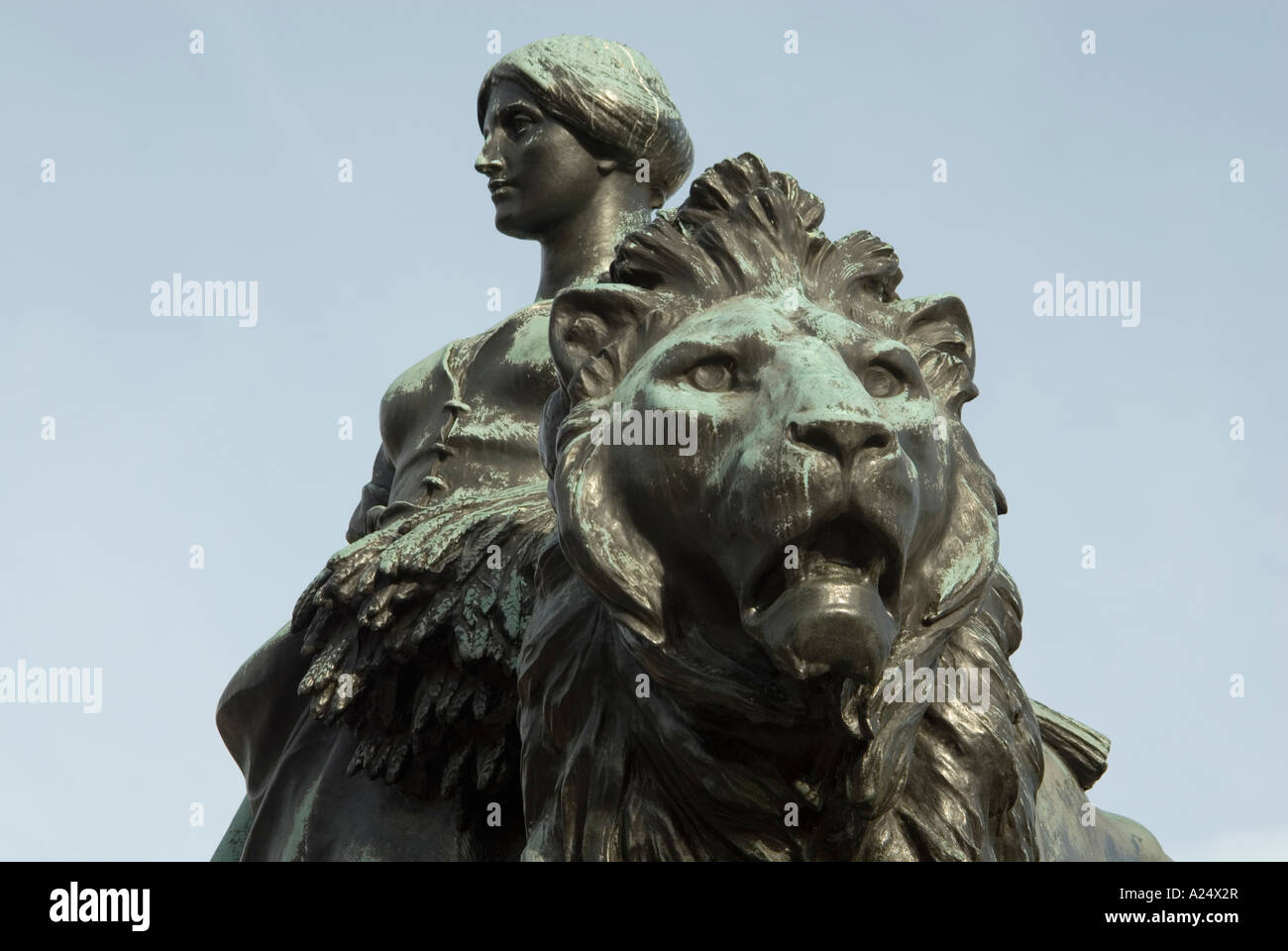 Statue queen victoria woman lion hi-res stock photography and images ...