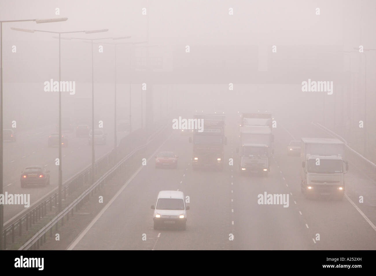 Freezing fog on motorway m1 hi-res stock photography and images - Alamy