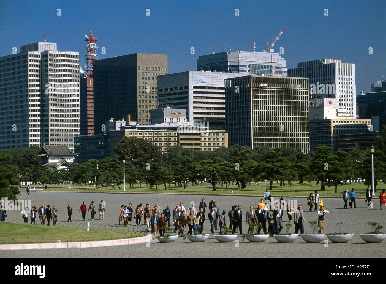 PEOPLE OUTSIDE IMPERIAL PALACE TOKYO JAPAN Stock Photo - Alamy