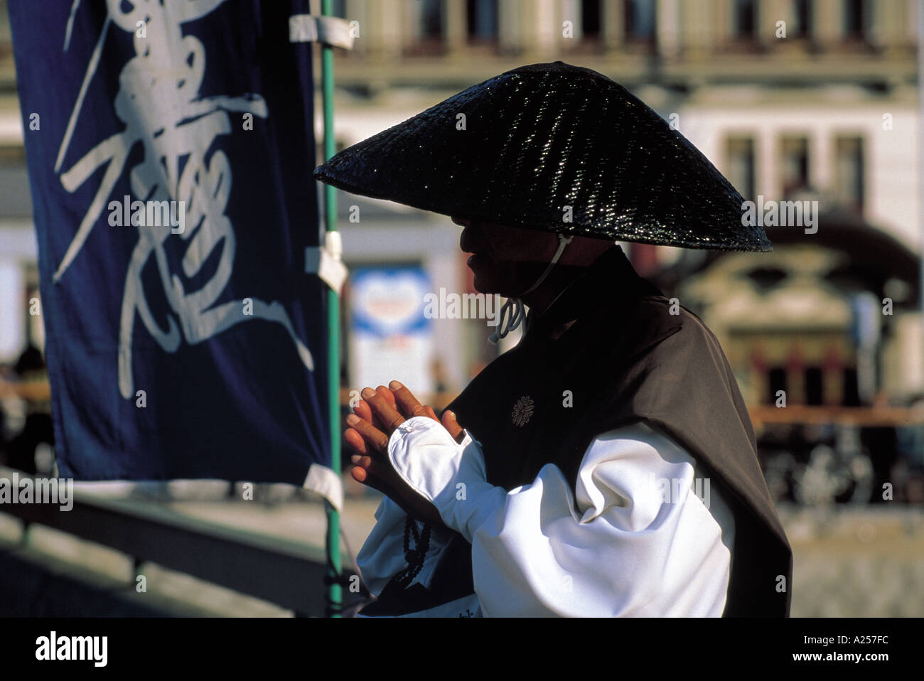 SIDE VIEW OF MAN IN TRADITIONAL JAPANESE DRESS STANDING WITH Stock ...