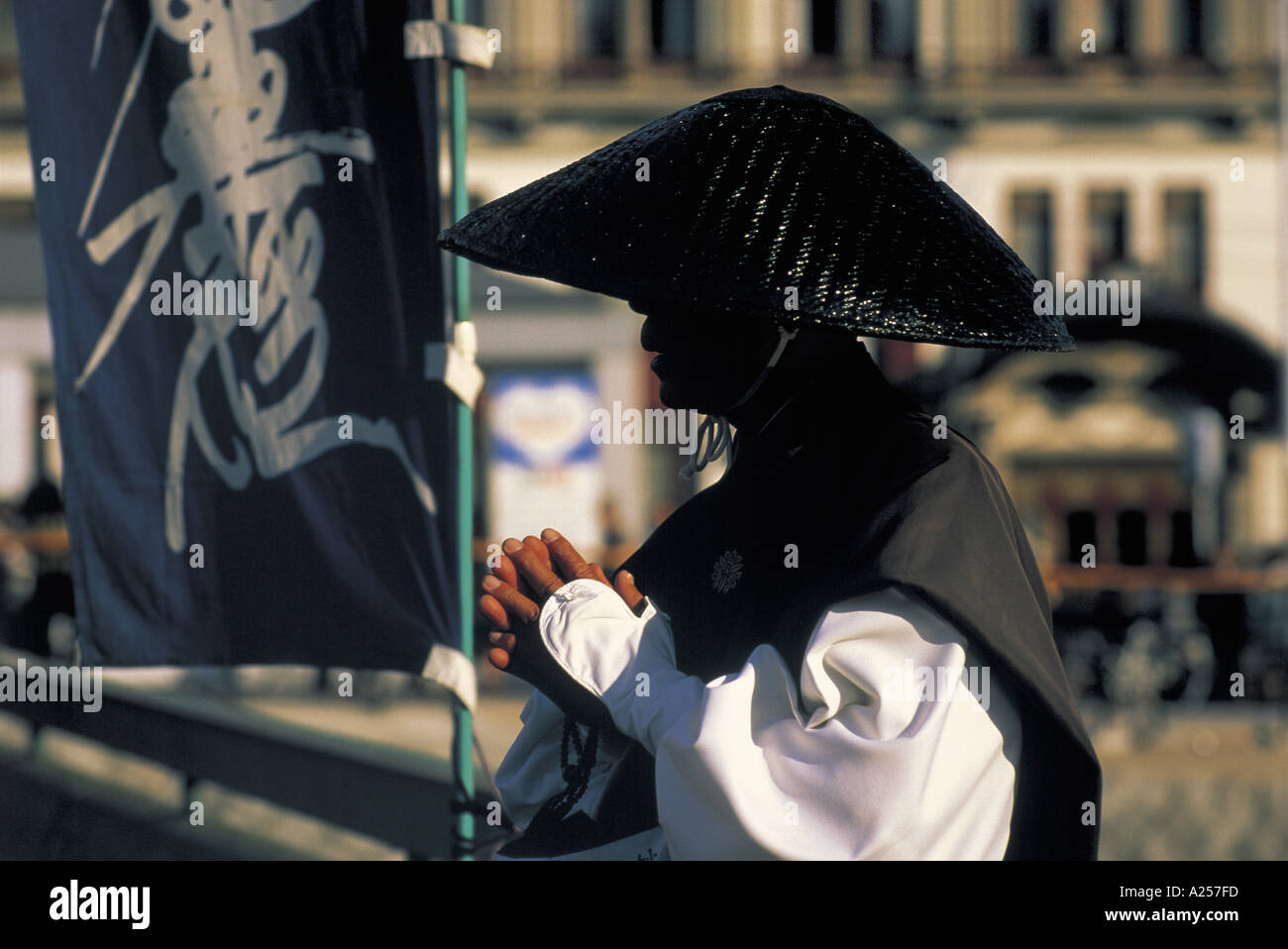 JAPANESE MAN IN TRADITIONAL COSTUME PRAYING Stock Photo - Alamy