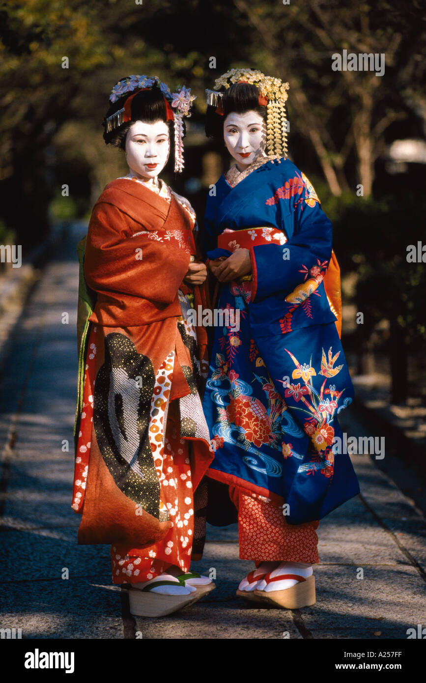 GEISHAS IN FULL TRADITIONAL DRESS Stock Photo - Alamy