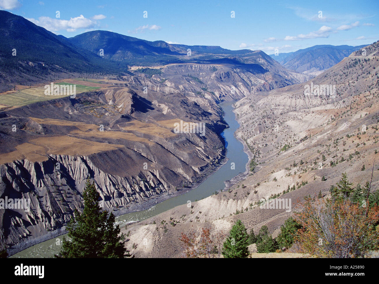 Canada mountain river countryside hi-res stock photography and images ...