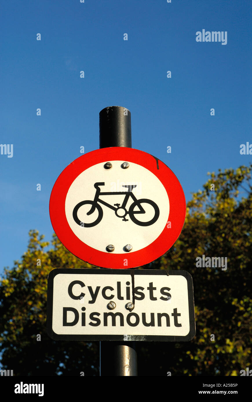 Dismount Bicycle Sign Stock Photo - Alamy