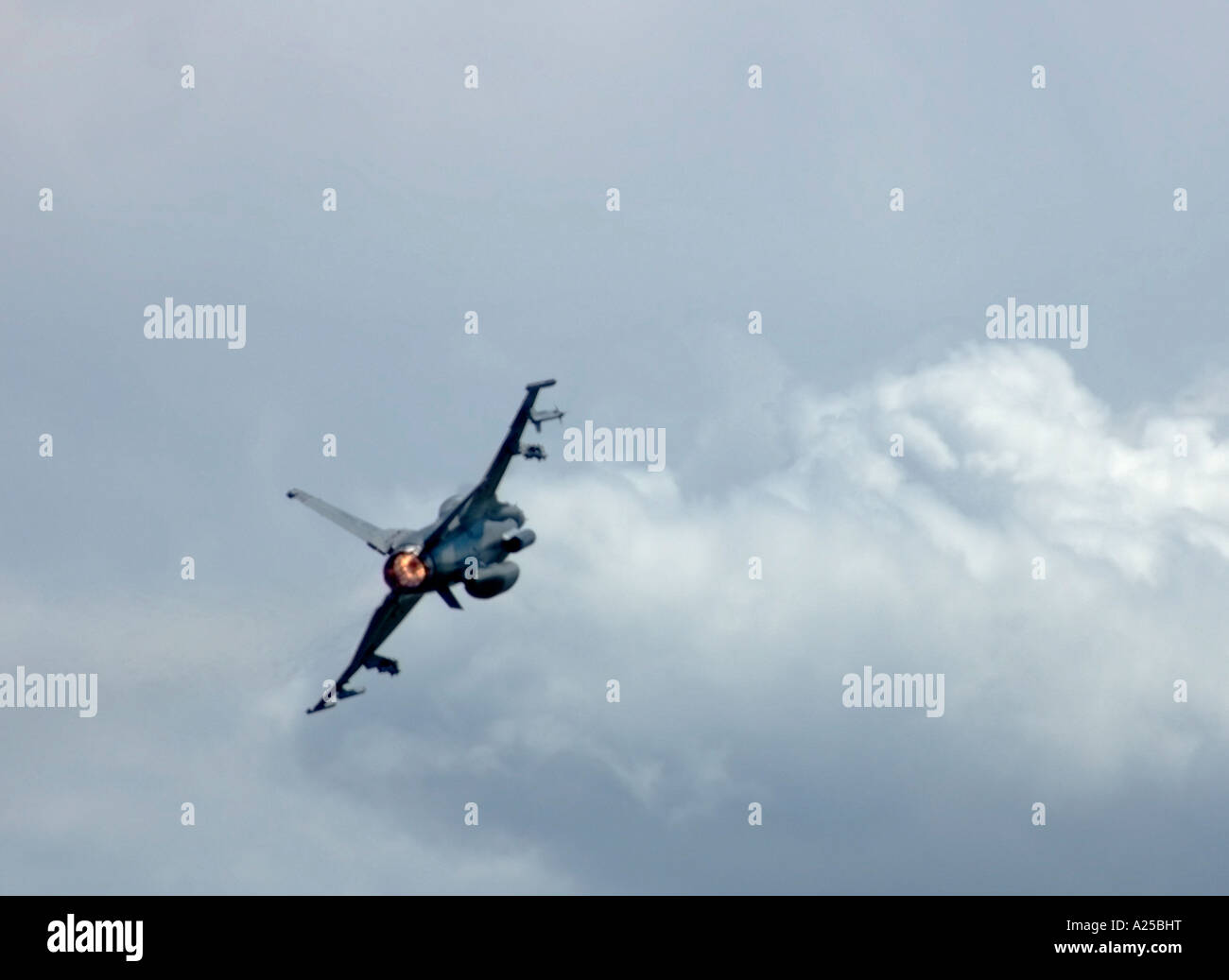 F16 fires hi-res stock photography and images - Alamy