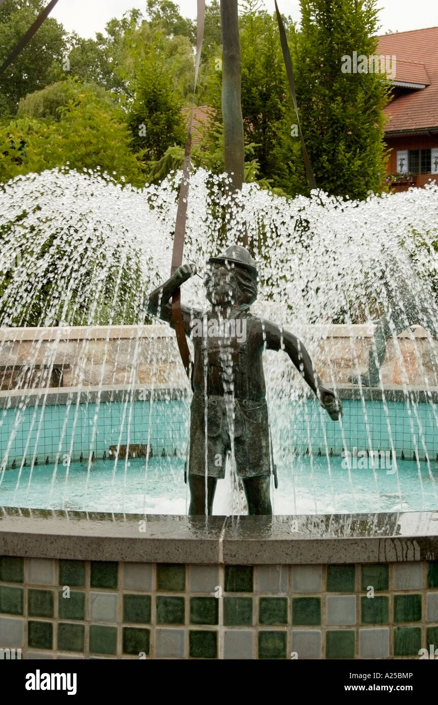 Getting wet fountain hi-res stock photography and images - Alamy
