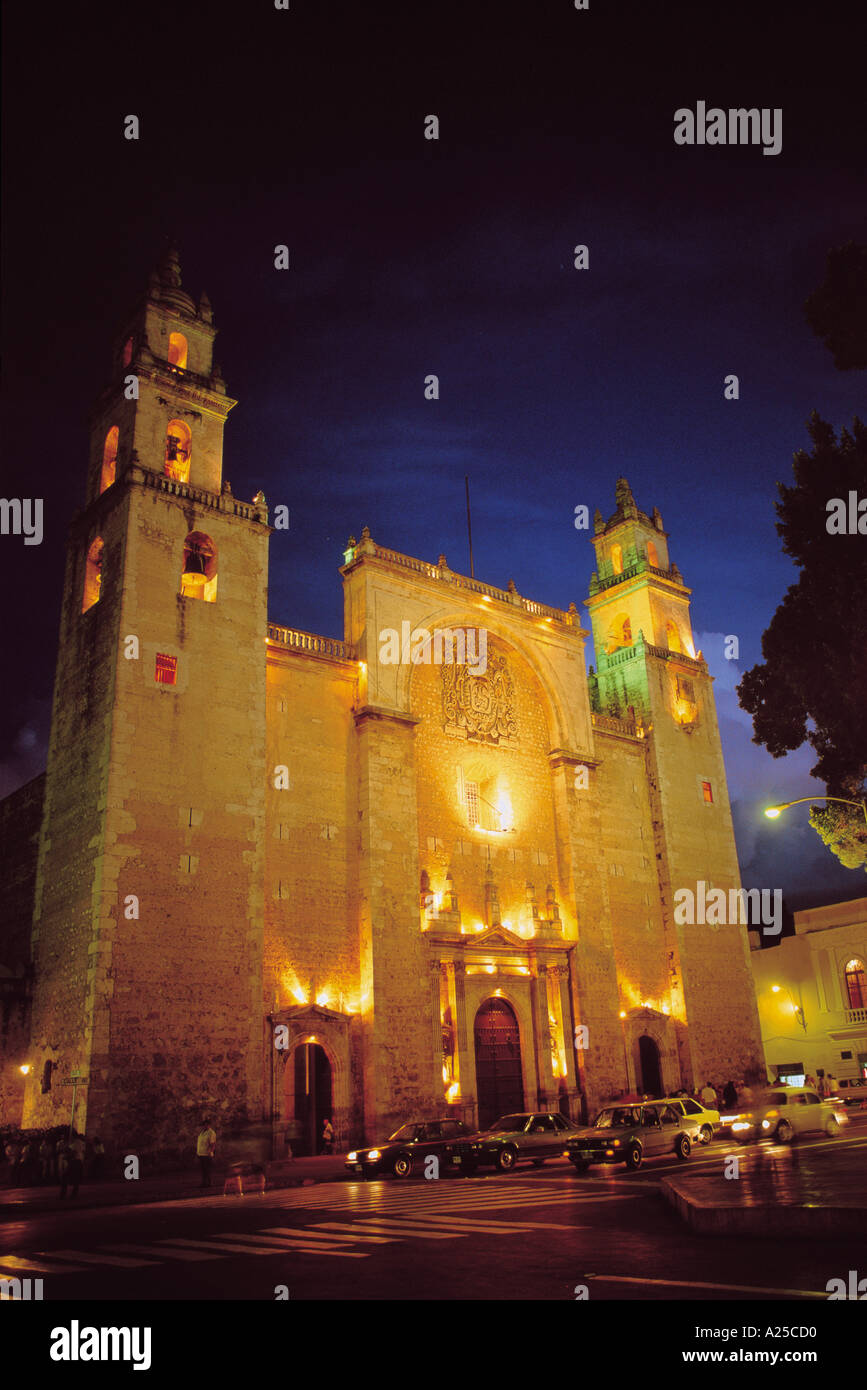 CATHEDRAL AT NIGHT MERIDA MEXICO Stock Photo - Alamy