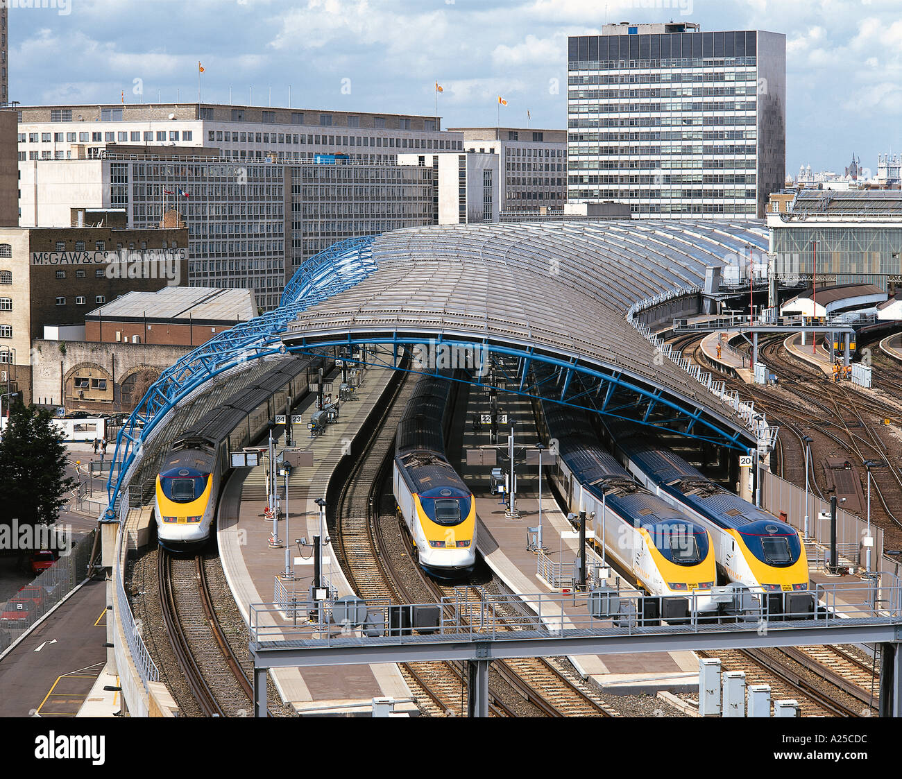 TRAINS ON PLATFORMS OF LONDON RAILWAY STATION Stock Photo - Alamy