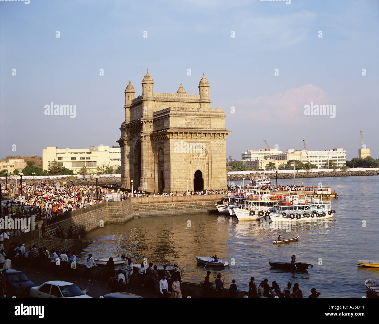 CROWD AT GATEWAY OF INDIA BOMBAY INDIA Stock Photo - Alamy