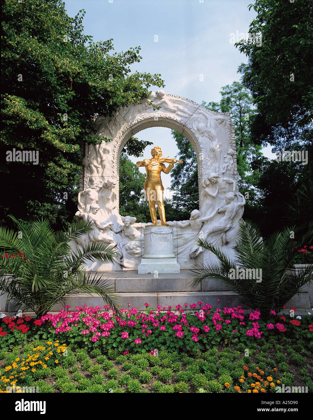 Johann strauss statues hi-res stock photography and images - Alamy