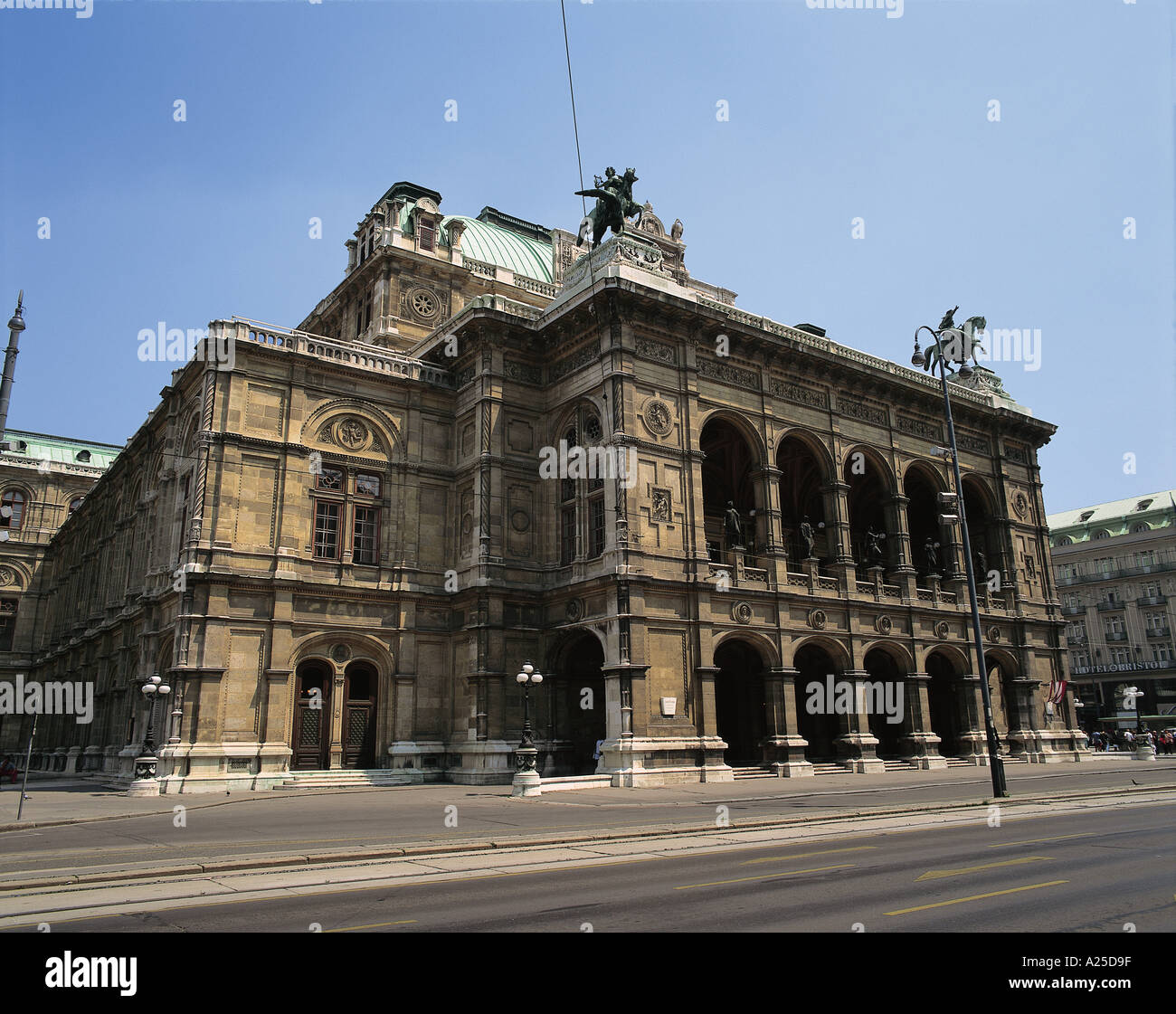 Statues vienna state opera house hi-res stock photography and images ...