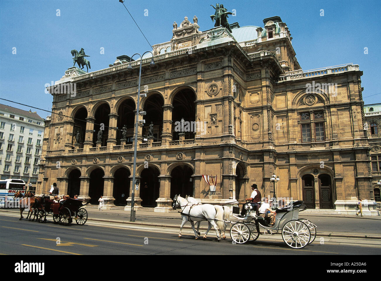 HORSE DRAWN CARRIAGES OUTSIDE VIENNA STATE OPERA HOUSE Stock Photo - Alamy