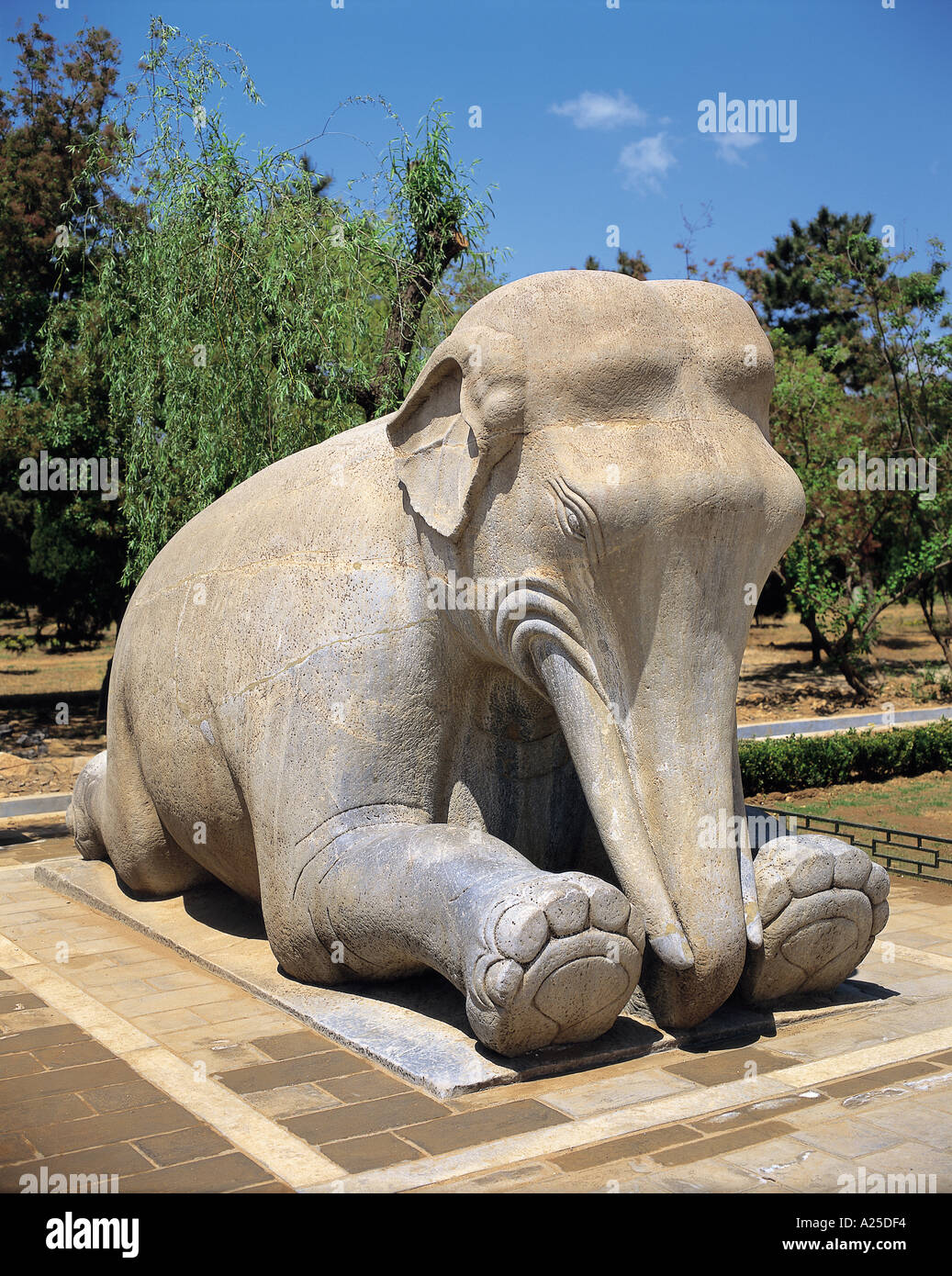 Carvingstatue hi-res stock photography and images - Alamy