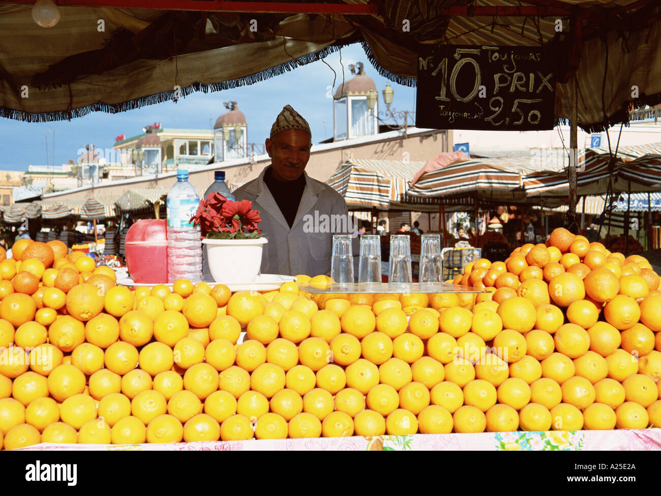 ORANGE JUICE STALL MOROCCO Stock Photo - Alamy