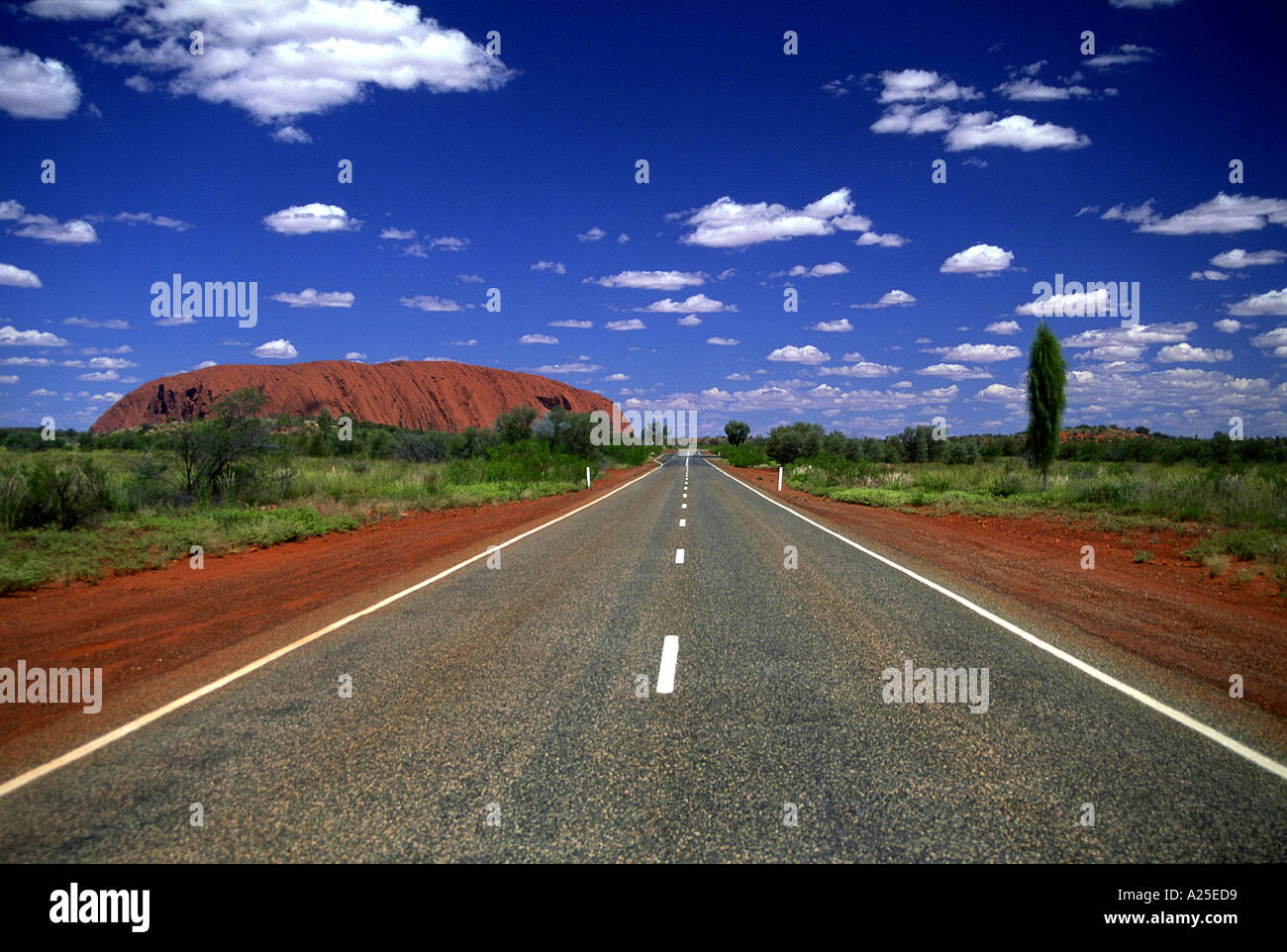ROAD PAST ULURU AUSTRALIA Stock Photo - Alamy