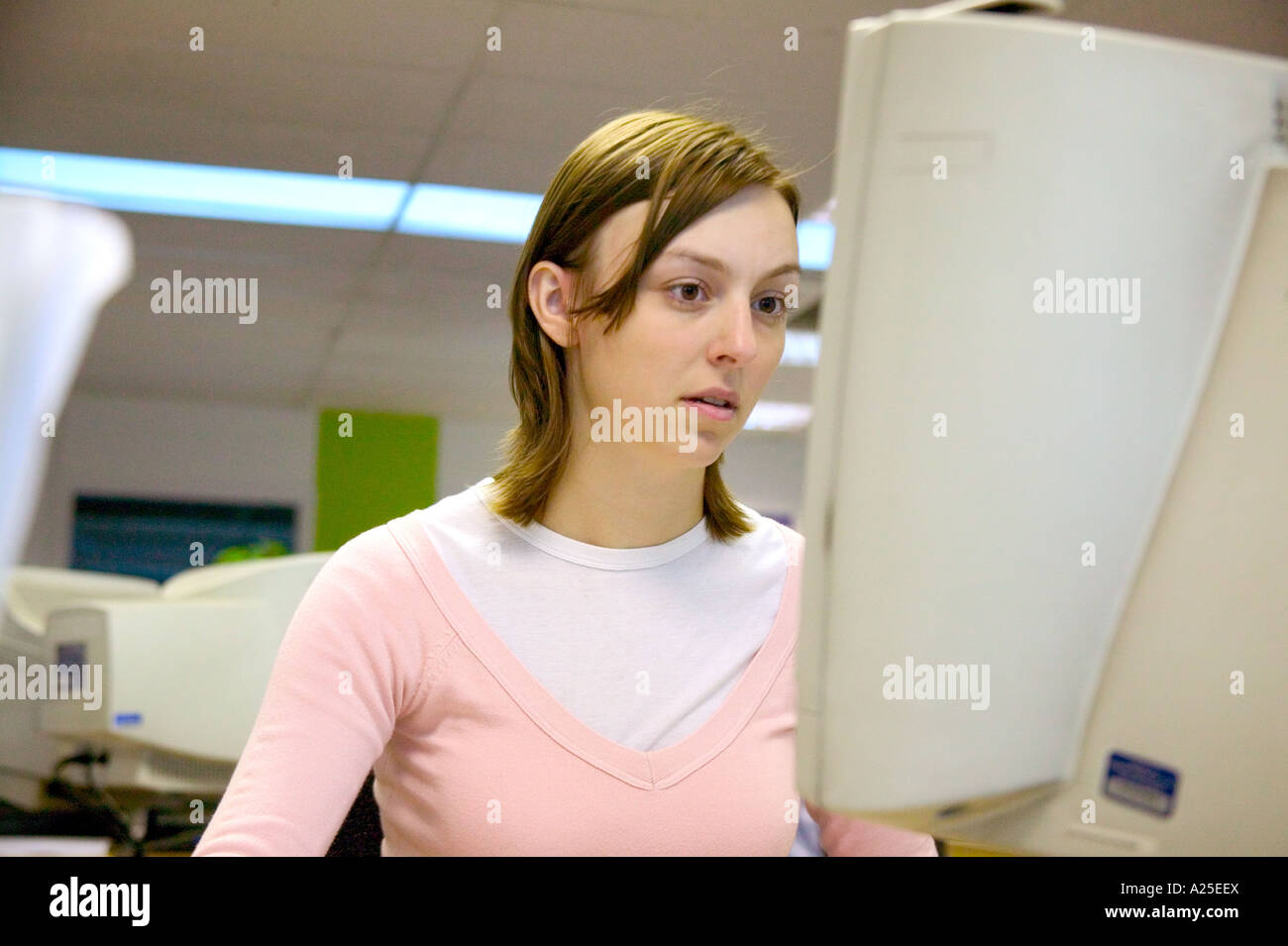 Office worker computer screen hi-res stock photography and images - Alamy