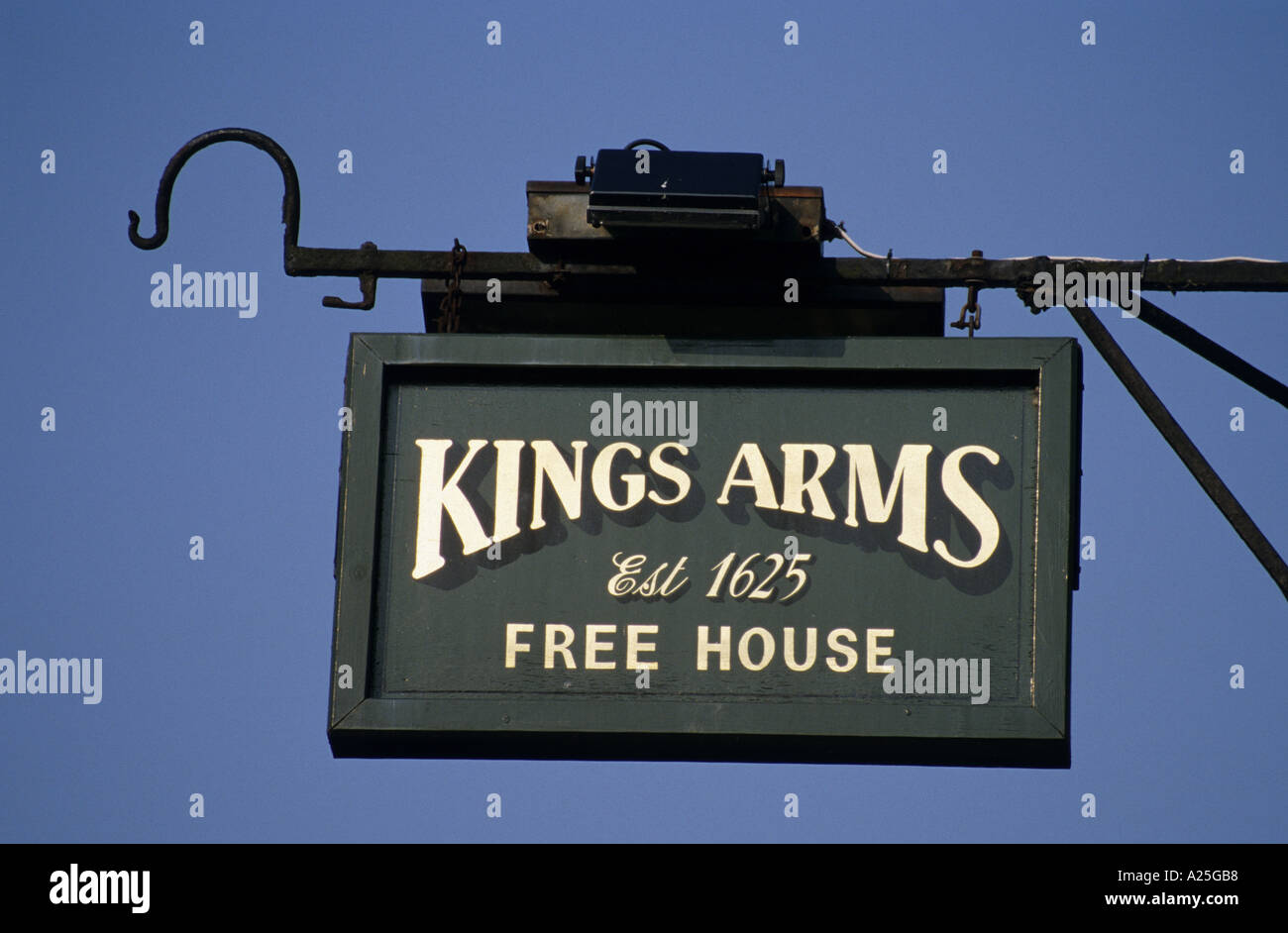 Pub Sign - Kings Arms, Arundel, West Sussex England Stock Photo - Alamy