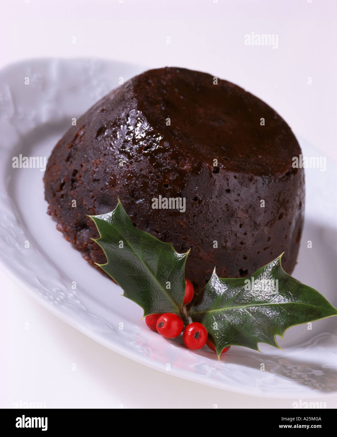 English Christmas pudding with sprig of holly Stock Photo - Alamy