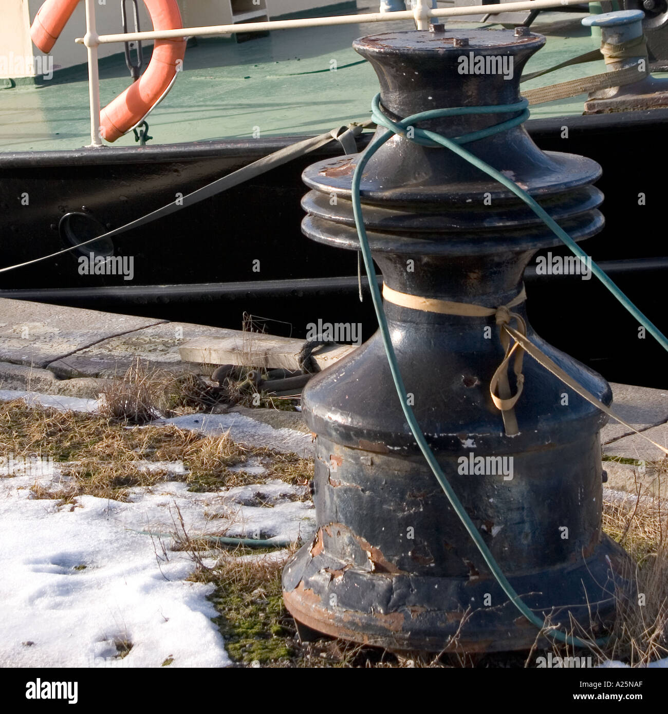 Rope around mooring Stock Photo - Alamy