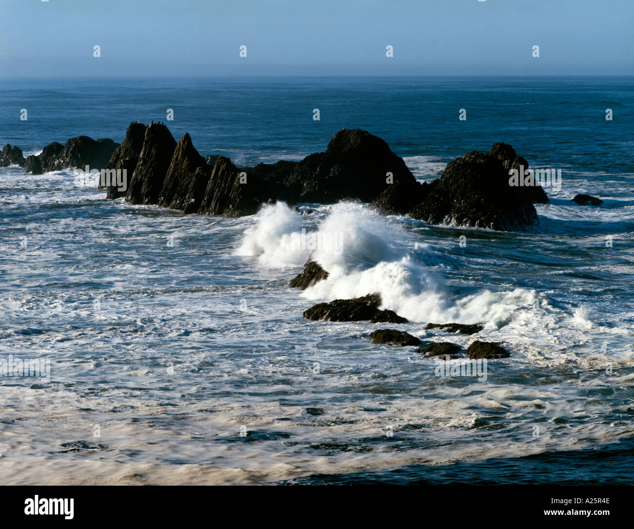 Dashing rocks hi-res stock photography and images - Alamy
