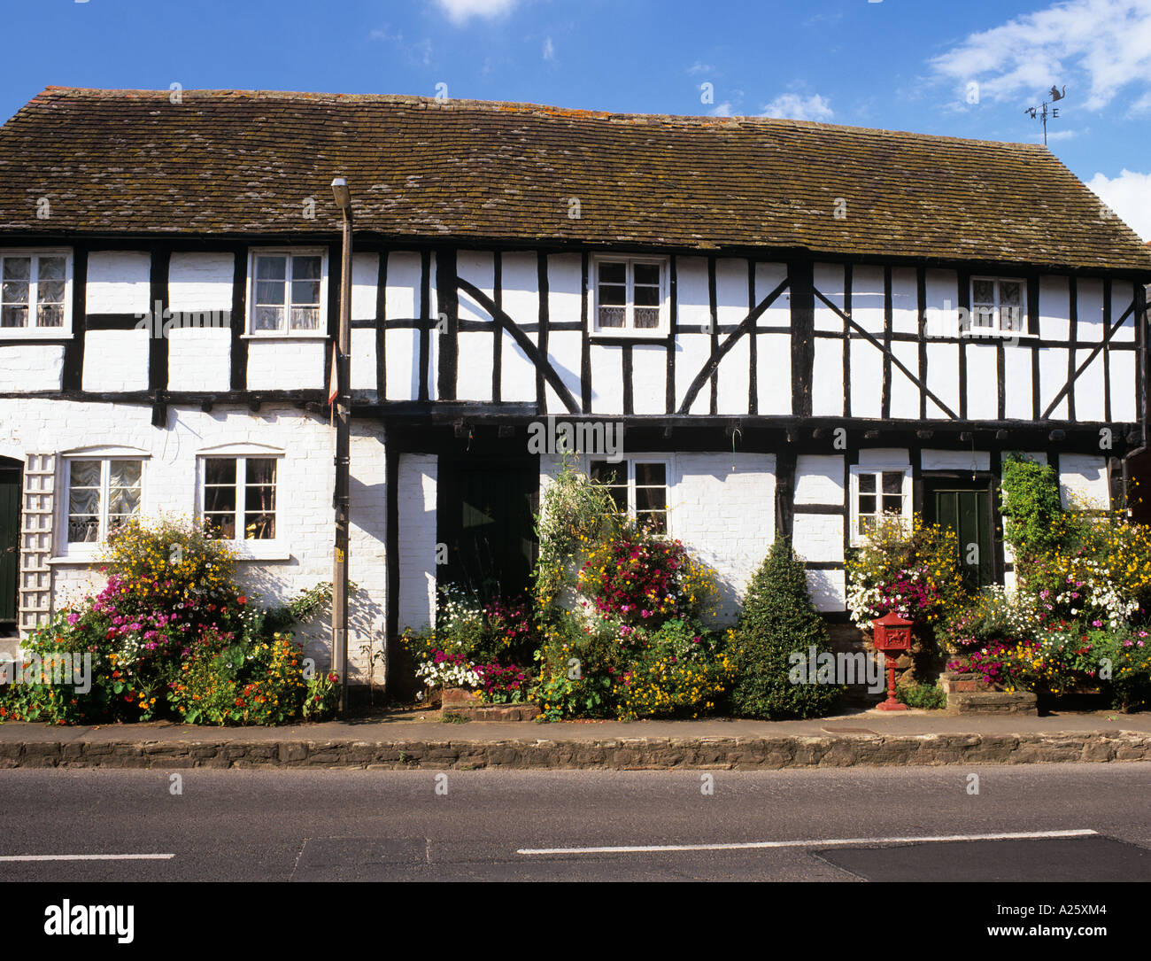 TIMBER FRAMED COTTAGE Pembridge Herefordshire England UK Stock Photo ...
