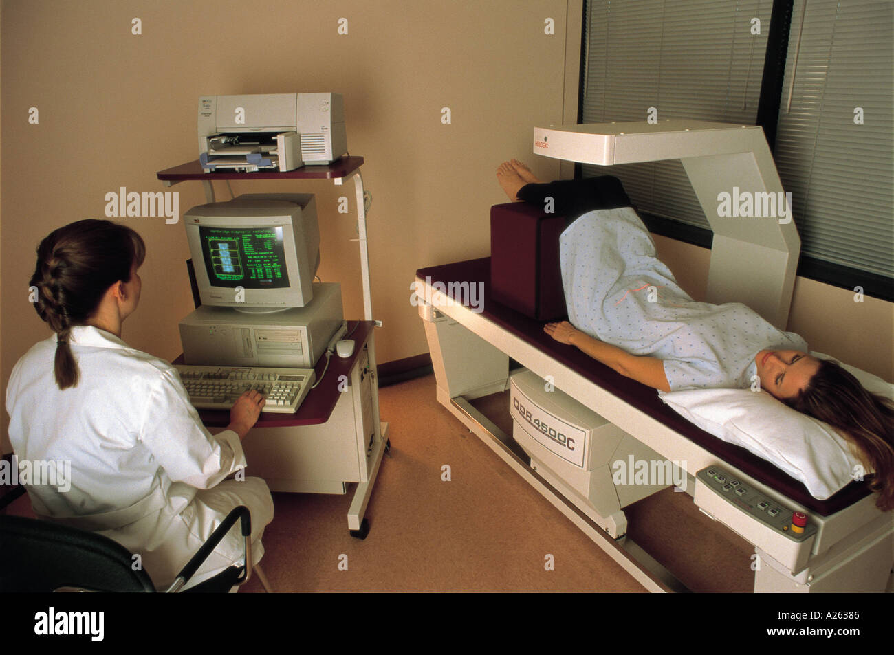 DOCTOR TREATING PATIENT WITH SCANNER Stock Photo - Alamy