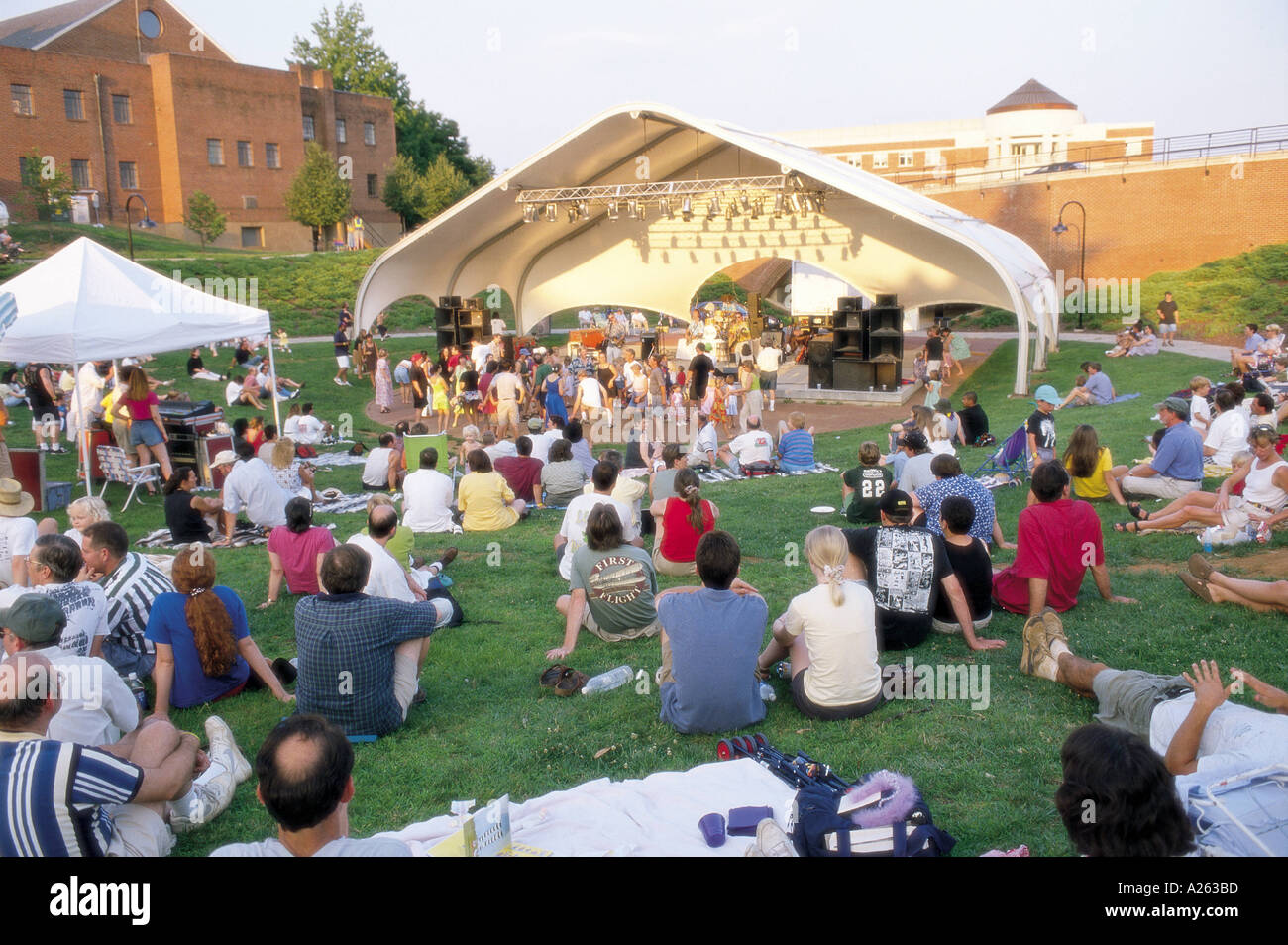 Open air stages hi-res stock photography and images - Alamy