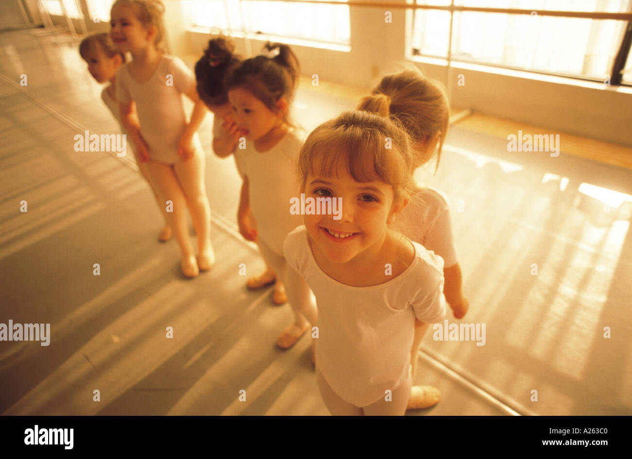 GROUP OF YOUNG GIRLS IN BALLET CLASS Stock Photo - Alamy
