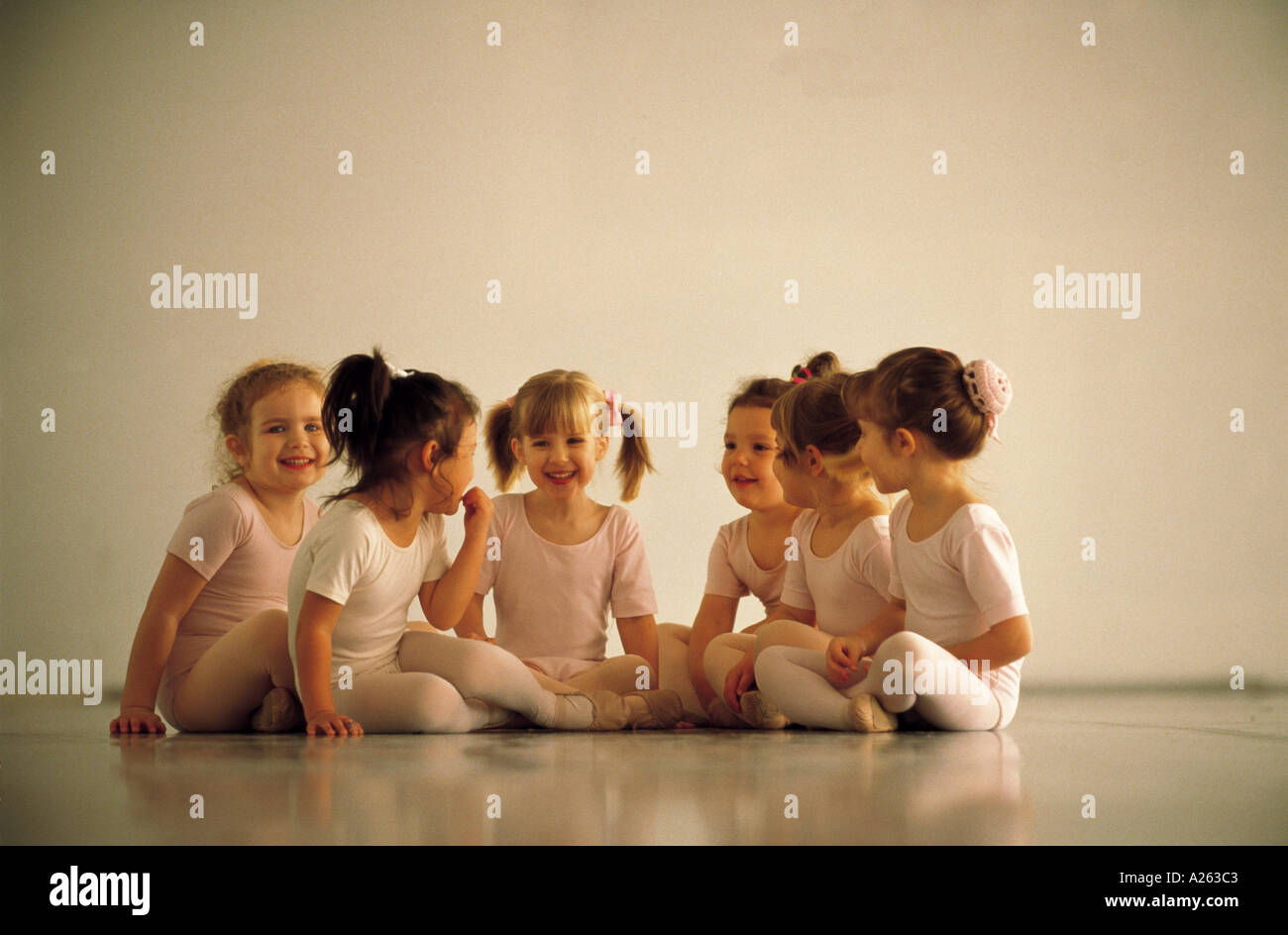 GROUP OF YOUNG GIRLS IN BALLET CLASS Stock Photo - Alamy